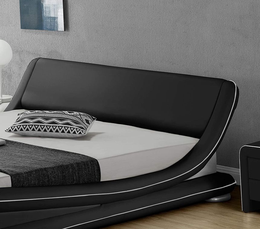 Lit design 140x190 cm simili cuir noir liseré blanc Amor | LesTendances.fr