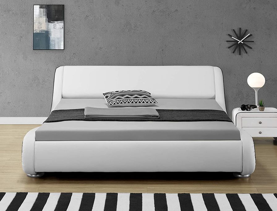 Lit design 140x190 cm simili cuir blanc liseré noir Amor | LesTendances.fr