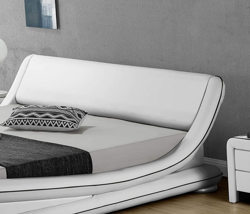 Lit design 140x190 cm simili cuir blanc liseré noir Amor | LesTendances.fr